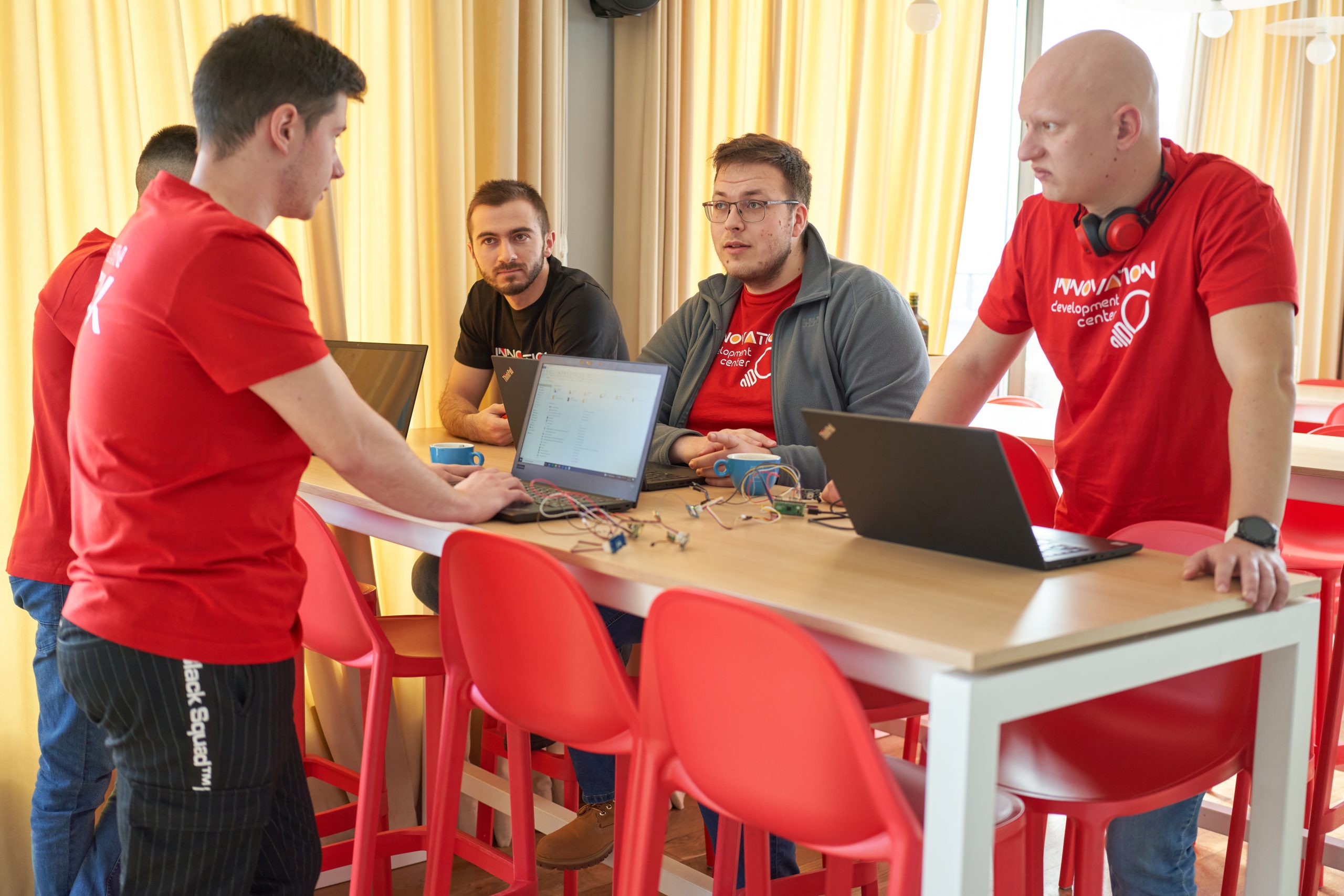 Accedia – ИТ обяви за работа, придобивки, екип и мнения